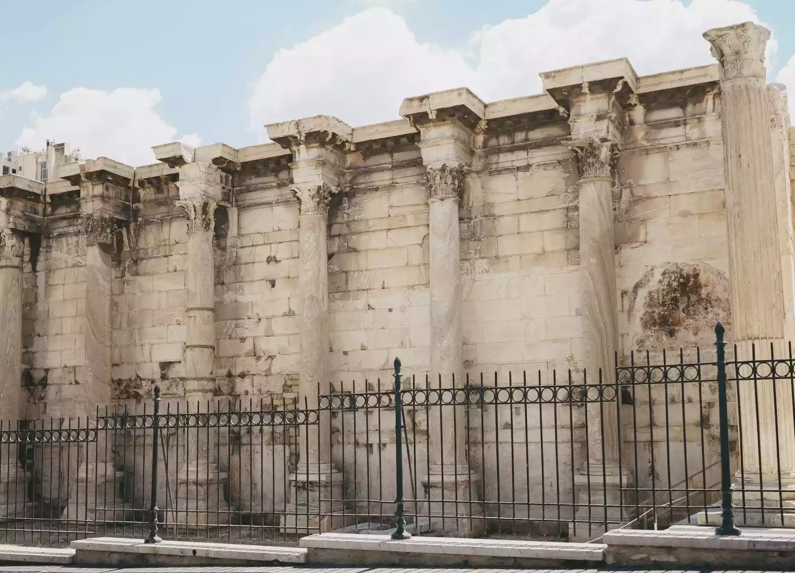 Βιβλιοθήκη του Αδριανού: Το Αρχιτεκτονικό Θαύμα